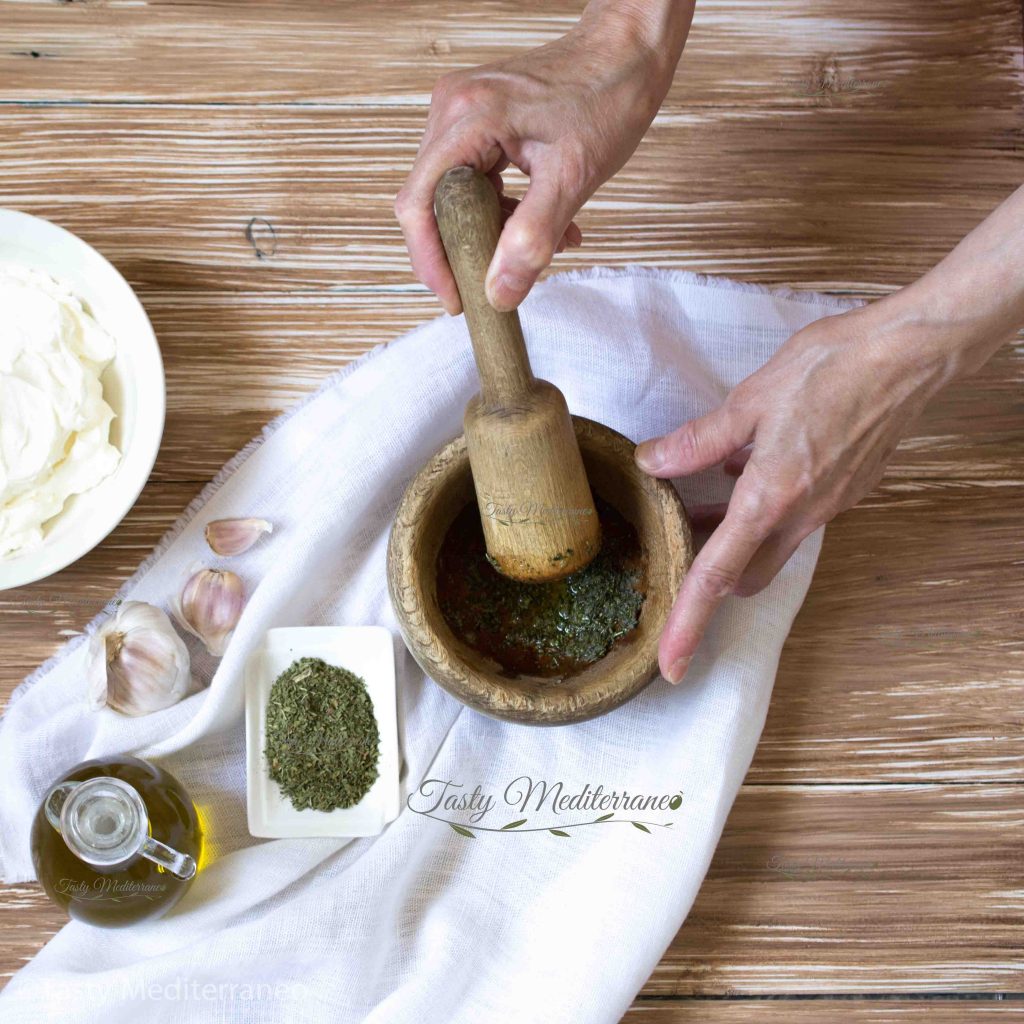 Labneh with garlic & mint – Tasty Mediterraneo